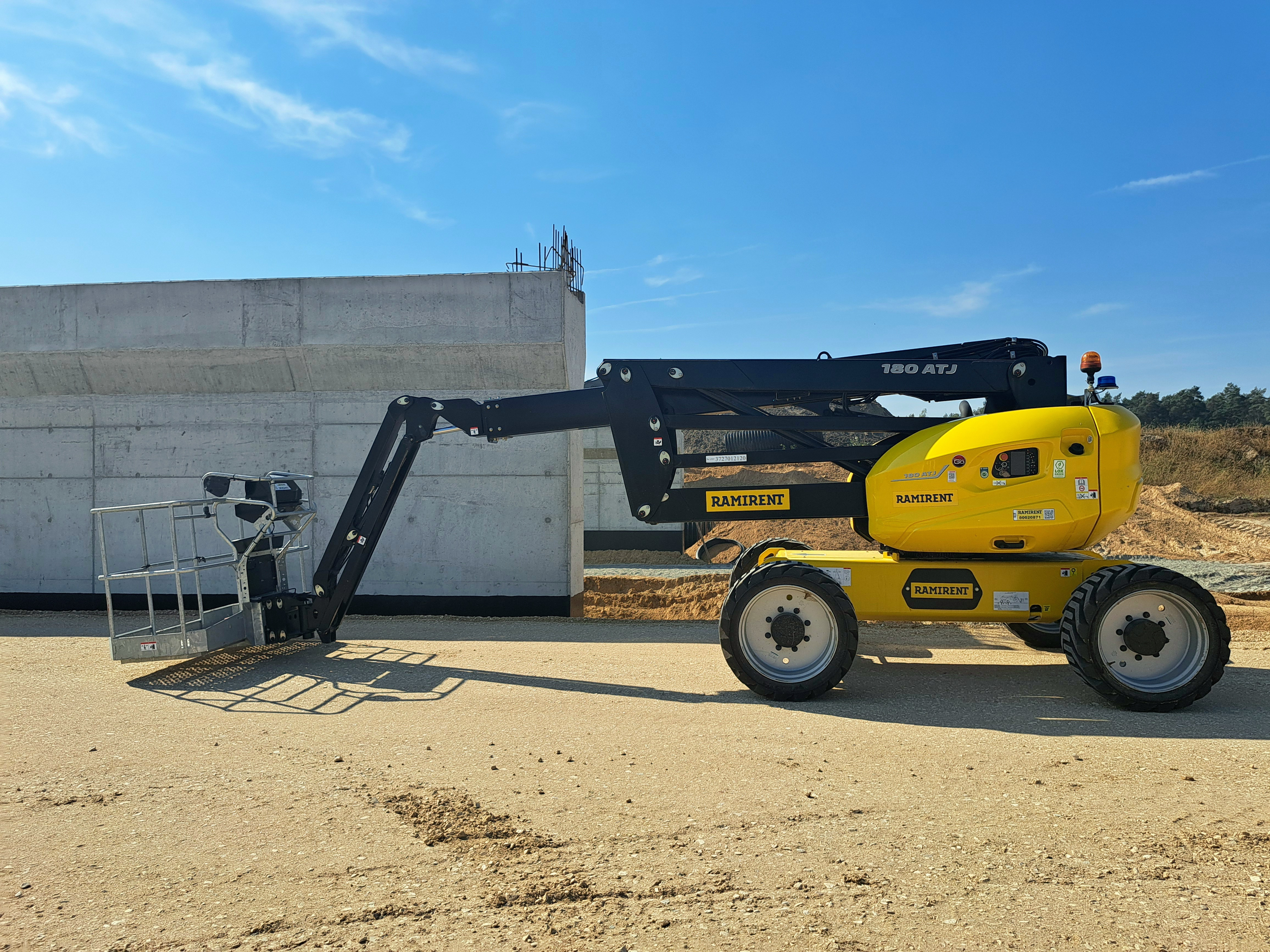 Articulated boom lift - what is it for and how does it work?
